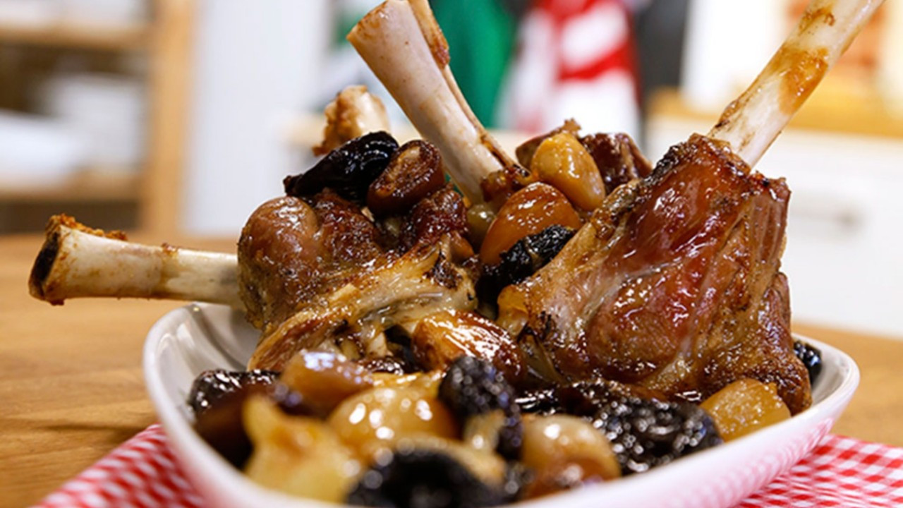 Mehmet Özer İle Mutfakta Erikli Kuzu İncik Tarifi | Erikli Kuzu İncik ...