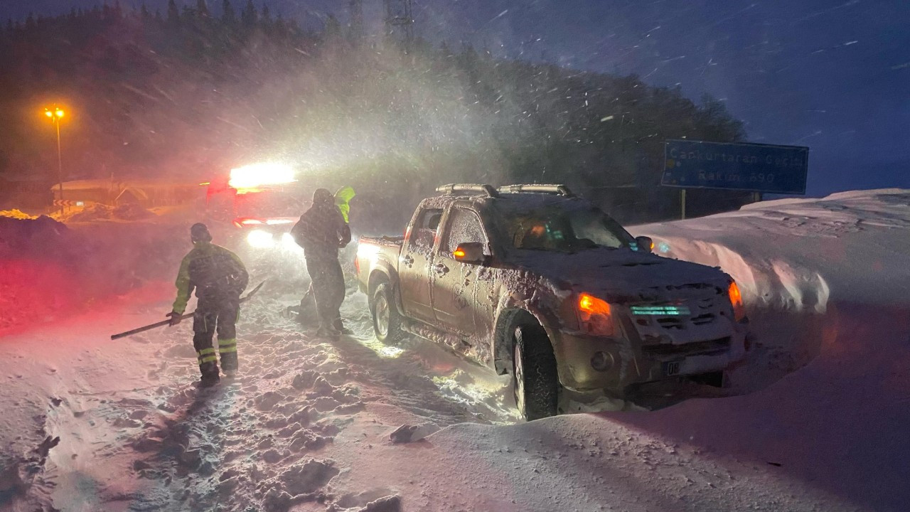 Artvin’de Kar Esareti! Mahsur Kalan Sürücüleri HOPAK Kurtardı - Haberfokus